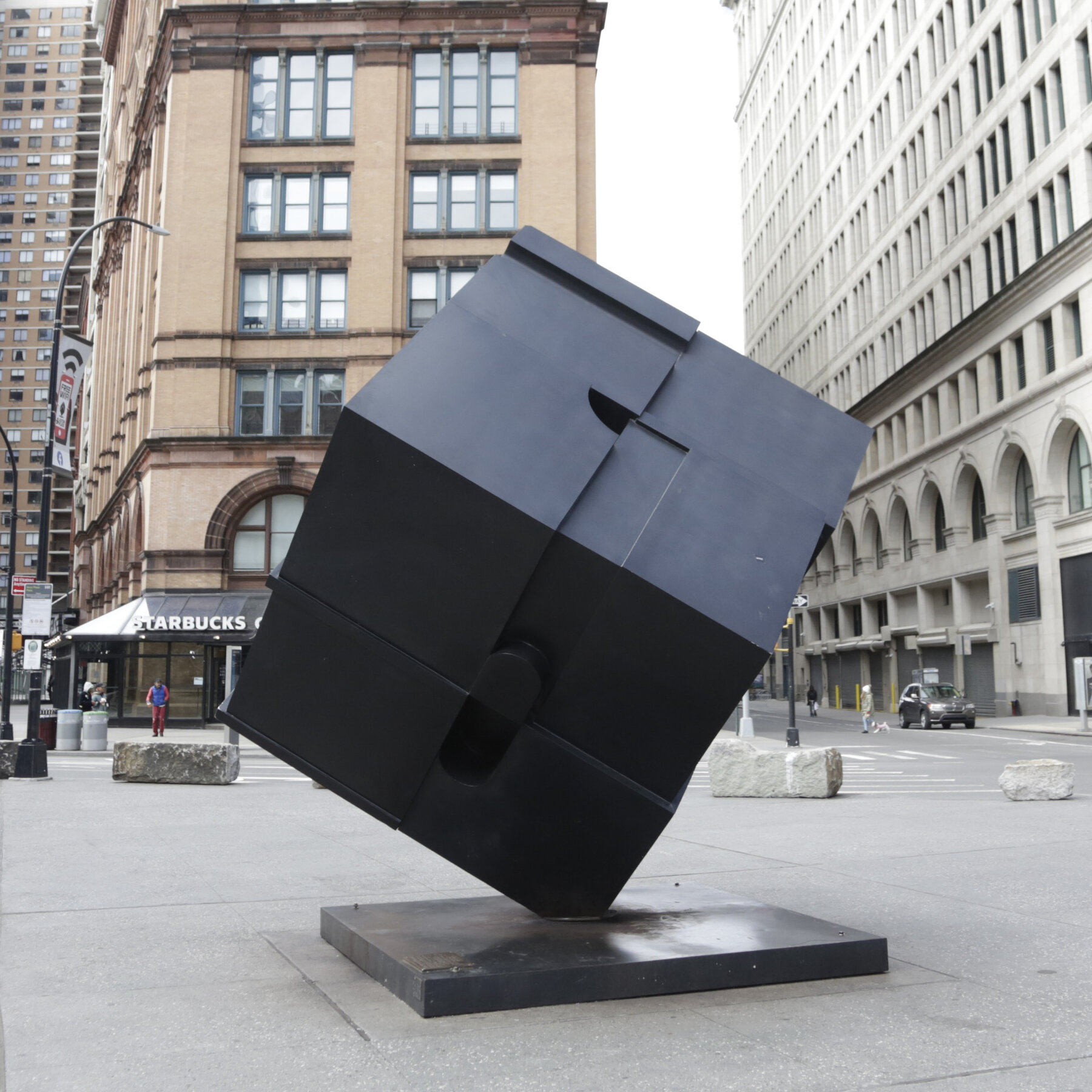 Le Mystère du Cube Noir de Saturne : Vivons-nous dans un Cube